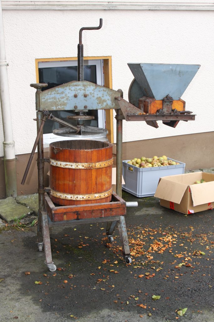 Obst pressen wie in alten Zeiten als Erlebnis | Biebelshofer.de